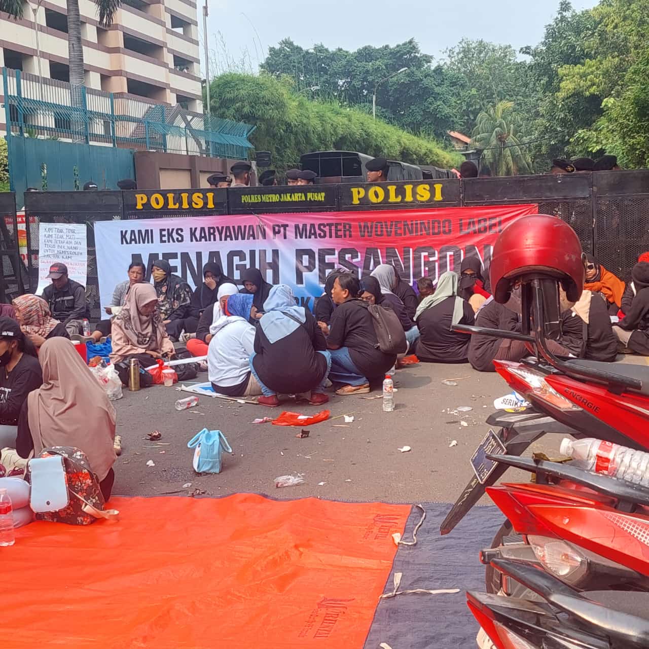 Ratusan Karyawan Eks PT. Master Wovenindo Label : Bayar Hak Pesangon ...