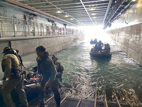 rajurit Hiu Petarung TNI AL Laksanakan Latihan Pendaratan Amfibi di ...